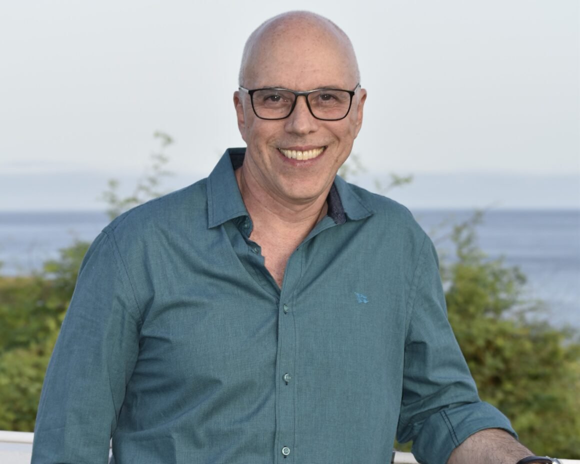 Um olhar humorístico para os grandes enigmas da humanidade com Bert Jr ...